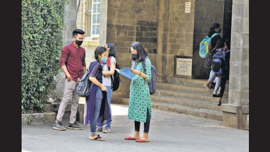 Lukewarm response to offline lectures on day 1 of college reopening ...