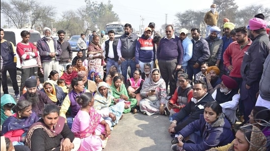 Punjab dy oppn leader Manuke, her supporters booked for protesting on ...