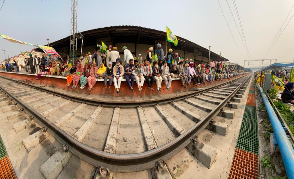 Farmers block tracks, stop trains: Nationwide 'rail roko' agitation in ...