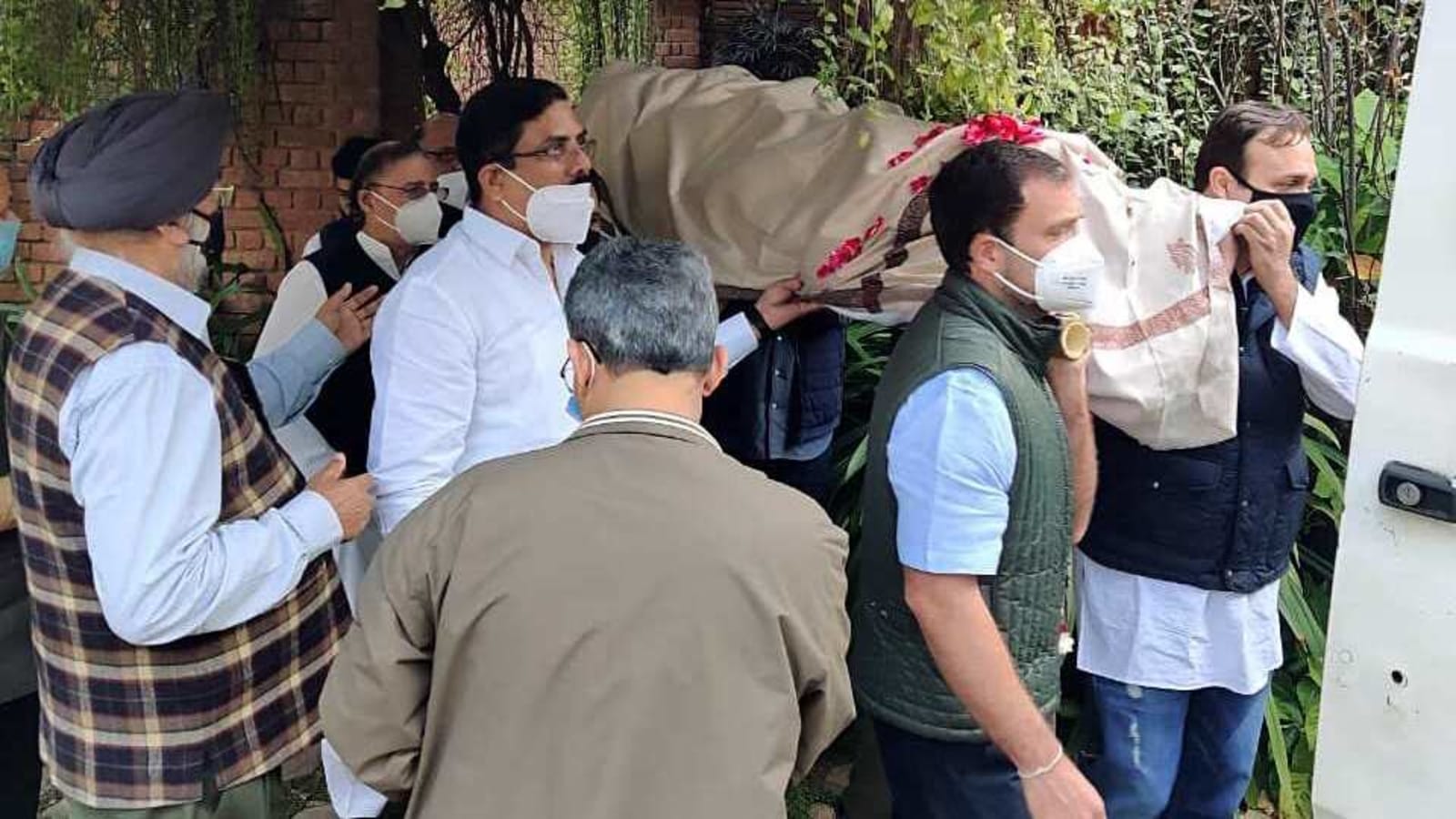 Veteran leader Captain Satish Sharma cremated, Congress pays respect ...