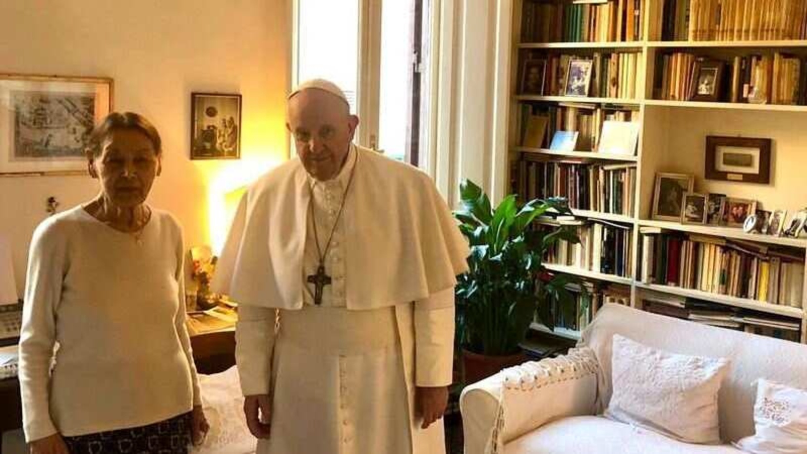 Pope visits Holocaust survivor in Rome home to thank her | World News