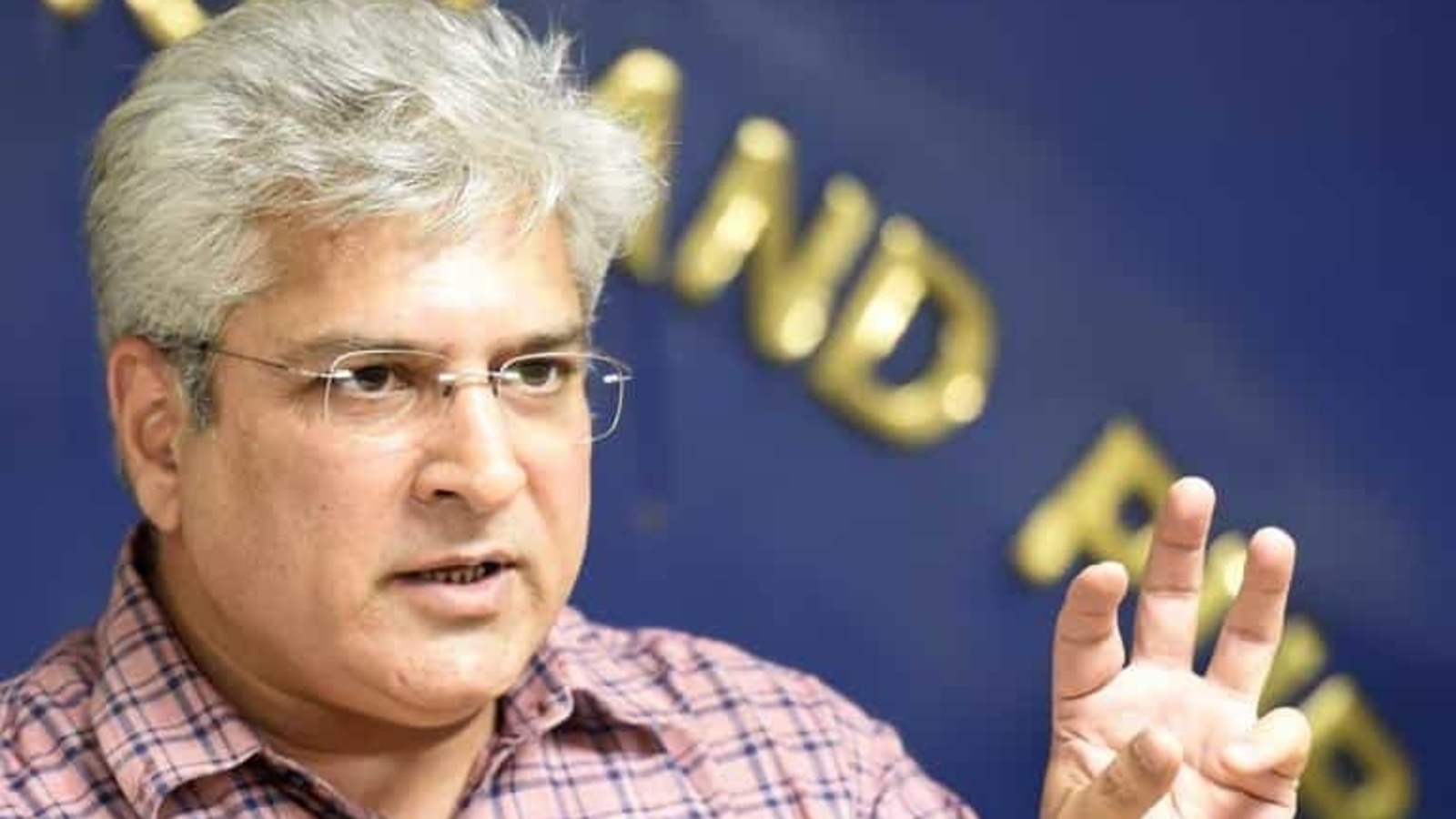 Gahlot seeks support of residents’ groups on govt’s EV campaign ...