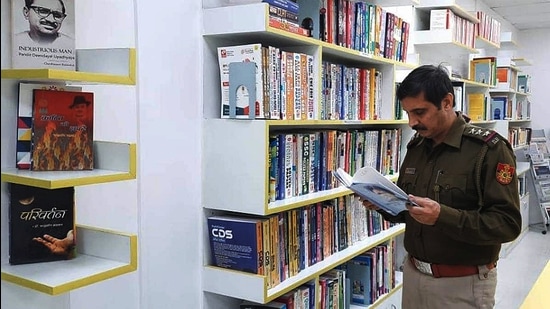 This book haven by Delhi Police has a smart classroom too! | Latest ...