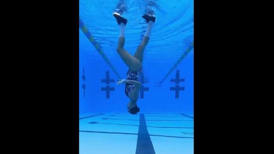 Woman moonwalks underwater with ease. Video may leave you awe-struck ...
