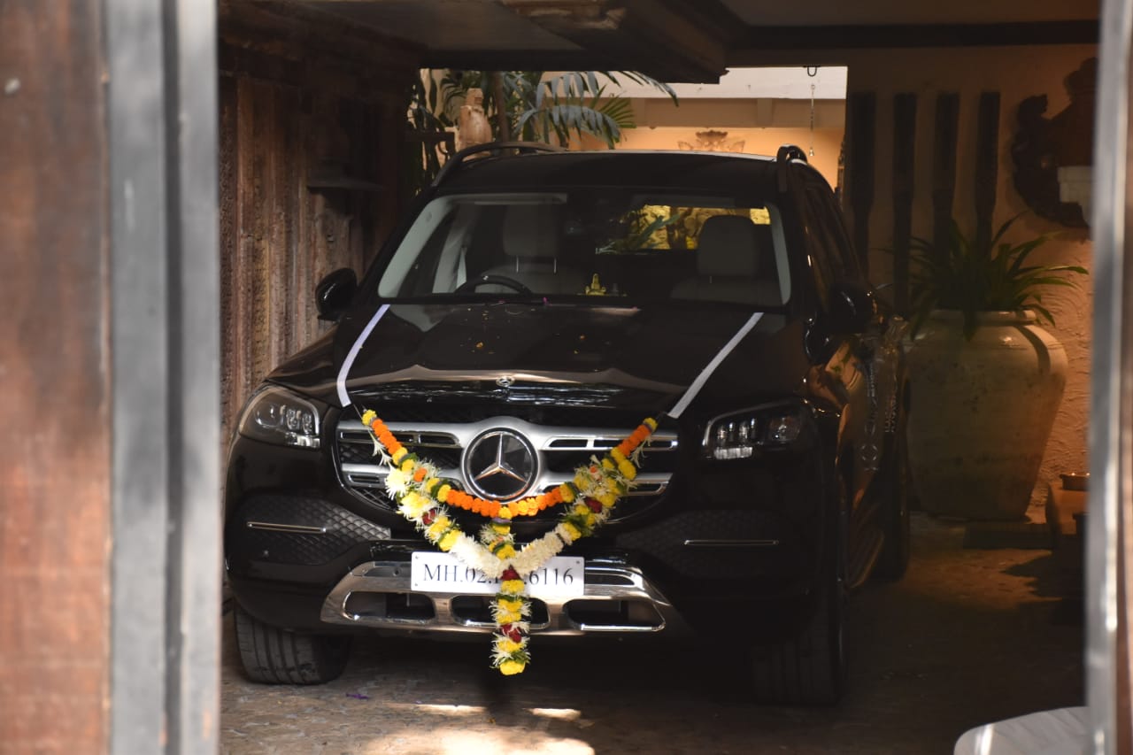 Anil Kapoor gifts wife Sunita Kapoor a Mercedes car worth ₹1 crore on ...
