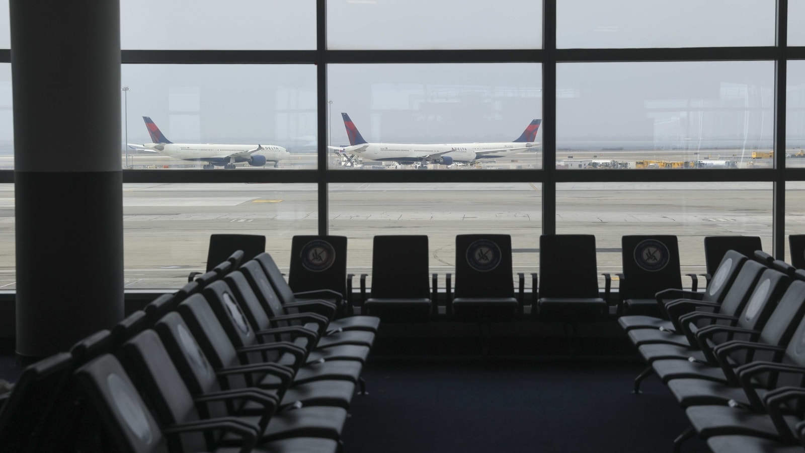 Social distancing in airplane seat assignments can reduce Covid-19 ...