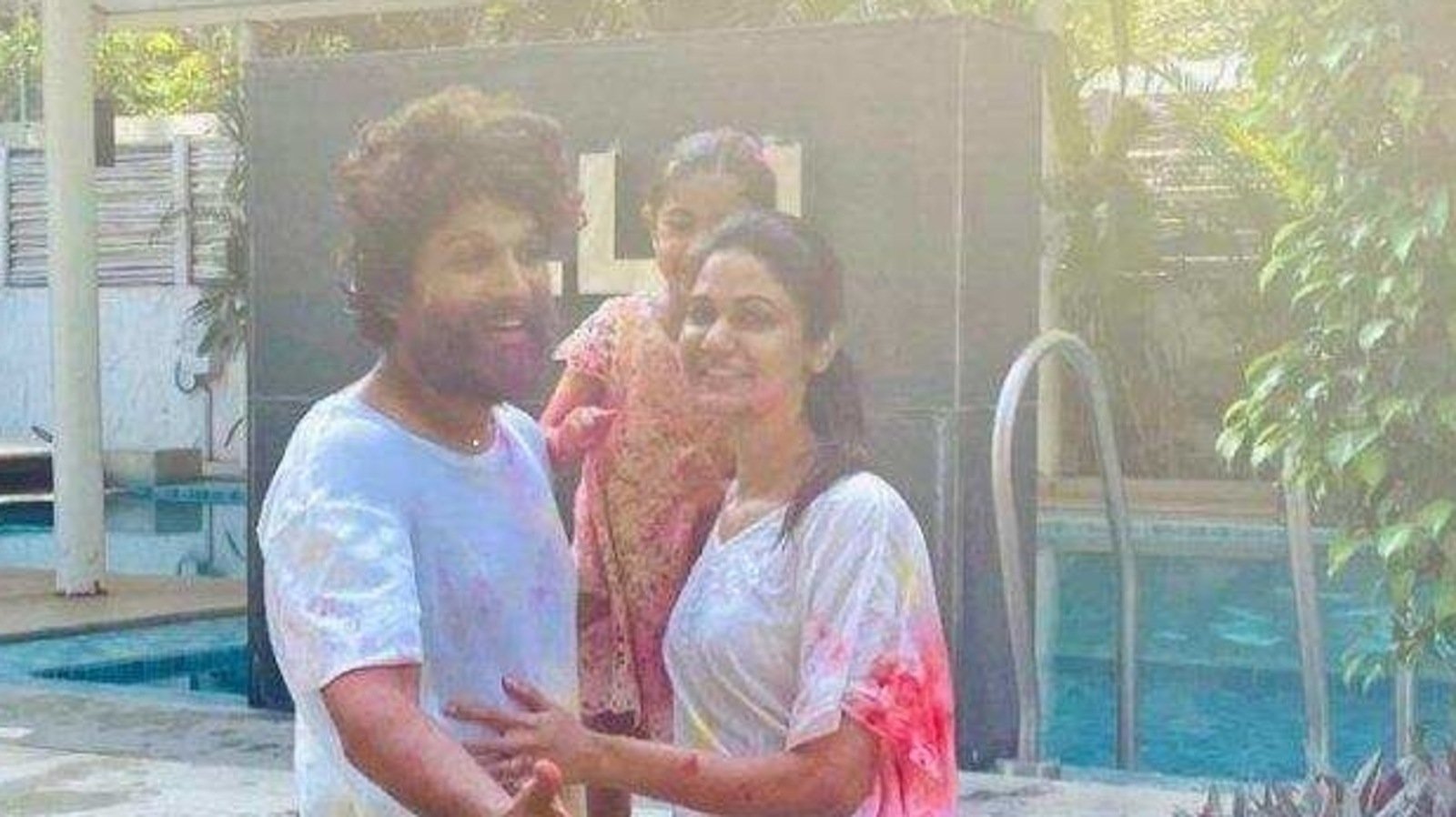 Allu Arjun celebrates Holi with family, see pic | Hindustan Times