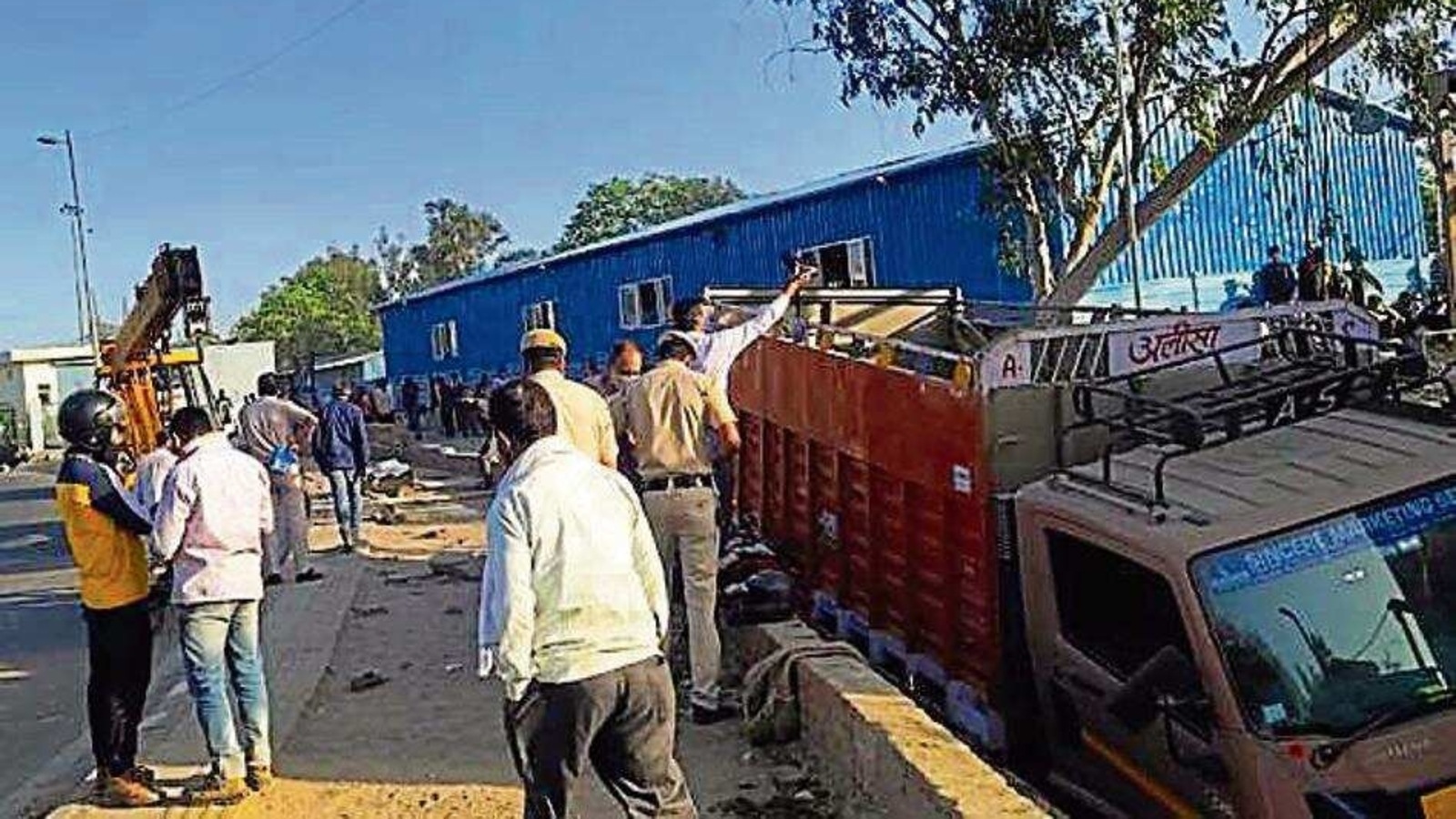 Truck runs over people at Kashmere Gate, two dead | Latest News Delhi