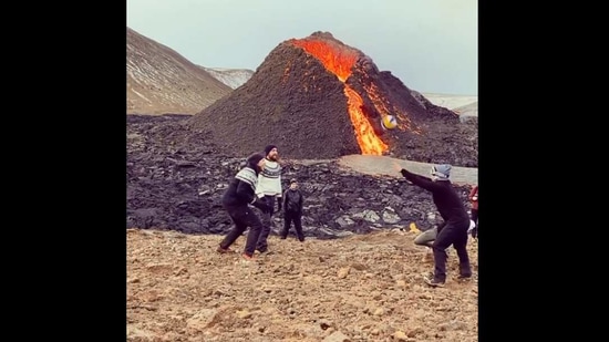 People play volleyball in front of erupting volcano in Iceland. Watch ...