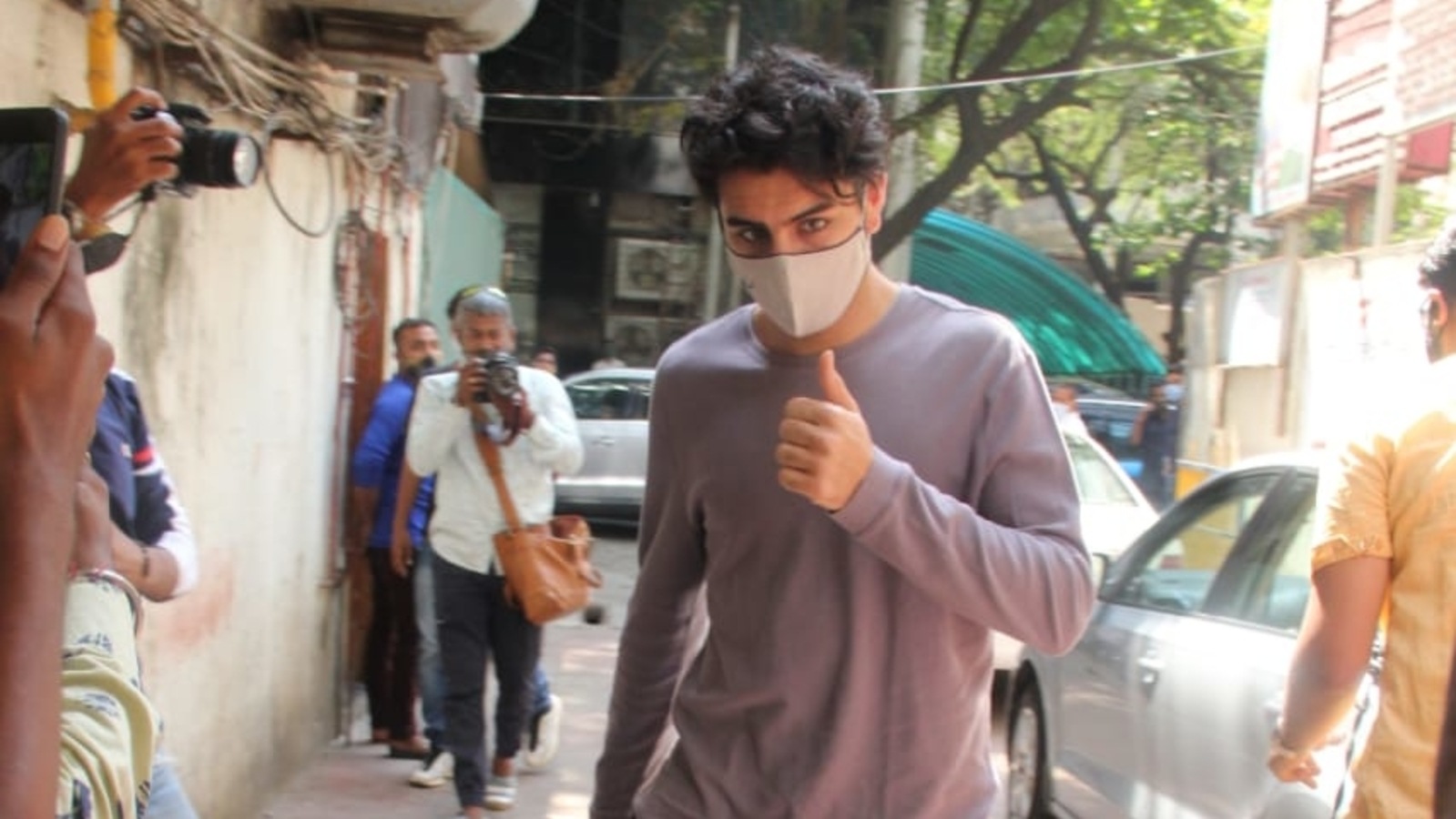 Ibrahim Ali Khan Pataudi flashes a thumbs up sign when papped in Mumbai ...