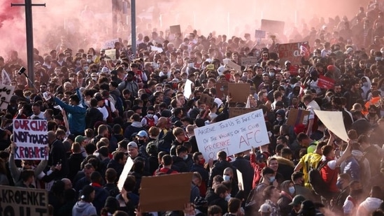 Arsenal fans protest against owner for Super League debacle | Football ...