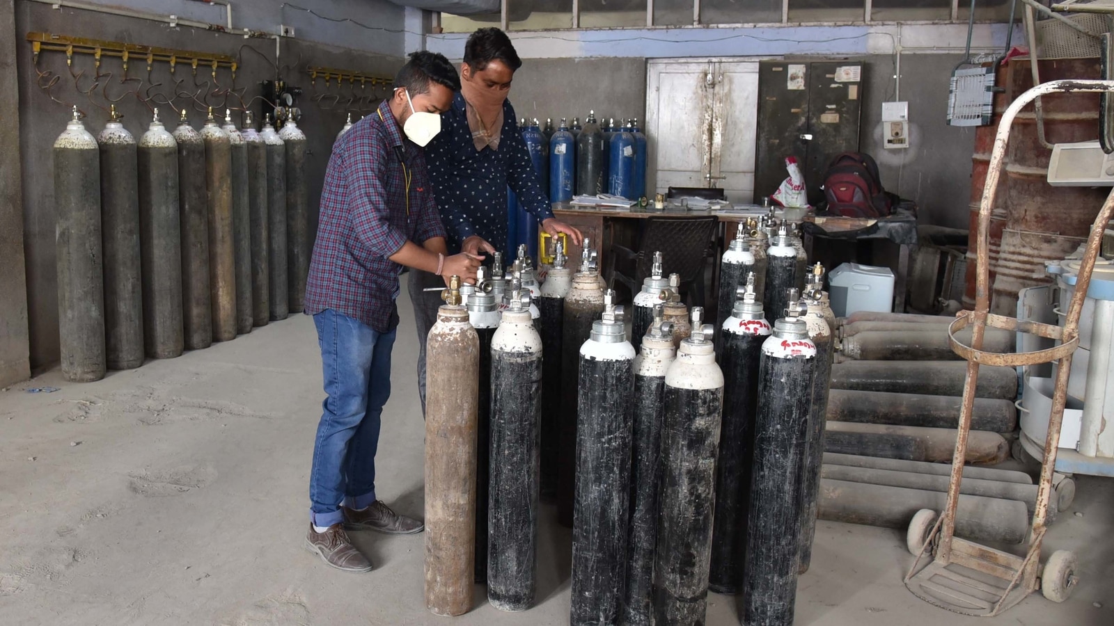 Delhi govt provides 10 oxygen cylinders to IBS hospital after SOS ...