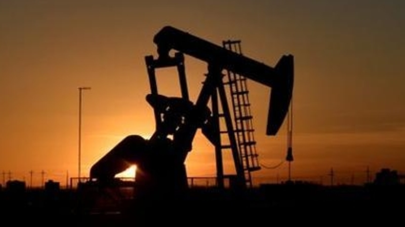 Fire breaks out at Kuwait's largest oil field; 2 workers injured ...