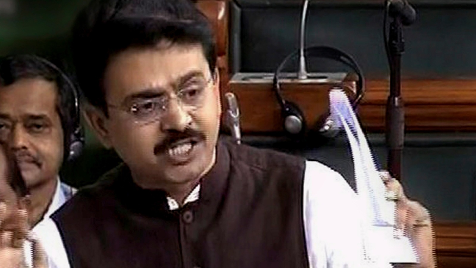 Congress MP Rajeev Satav's last rites performed at native place in ...