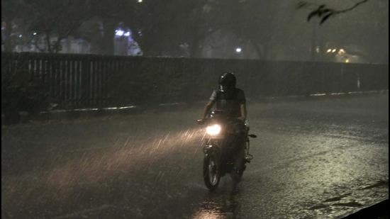 Moderate to heavy rain, squall likely in Chandigarh | Hindustan Times