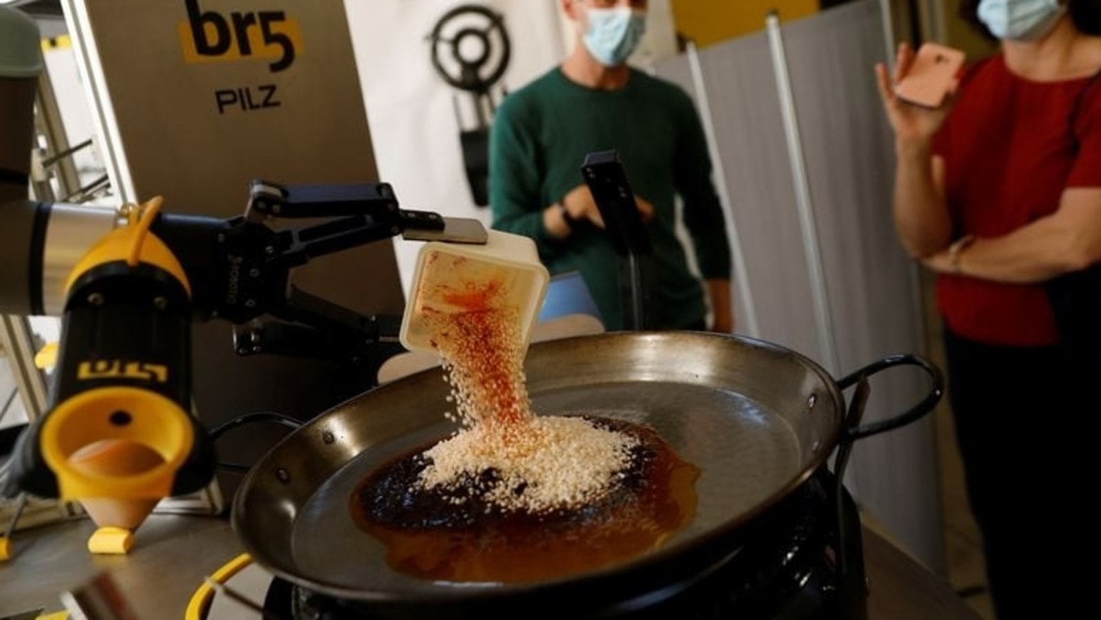 Spanish chef gives thumbs up to robot-made paella | Trending