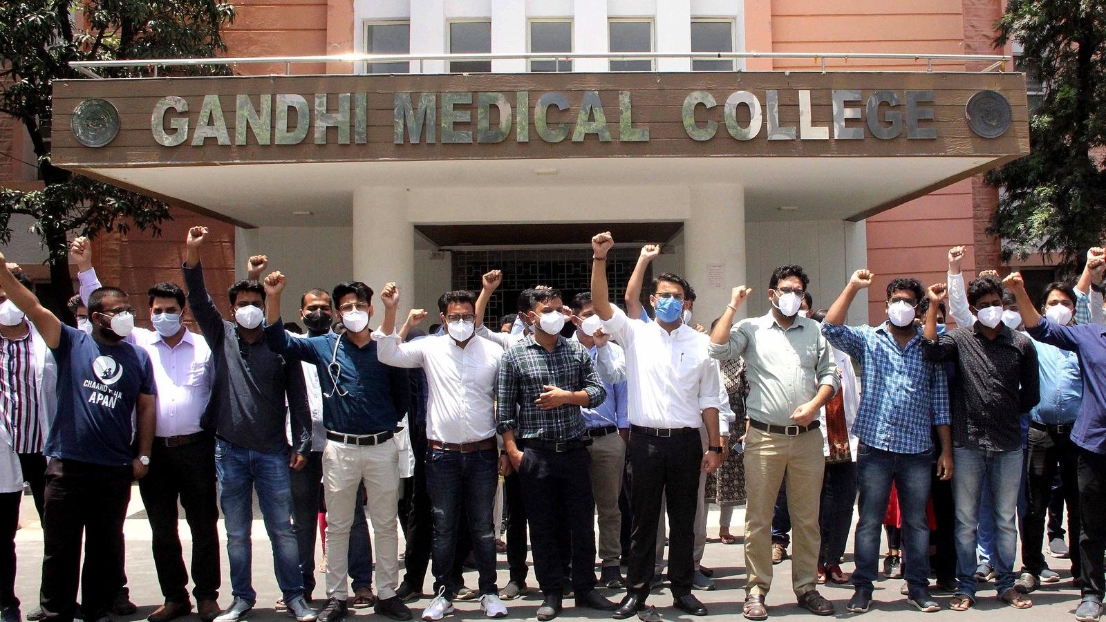 3,000 junior doctors in MP go on strike amid Covid-19 pandemic ...