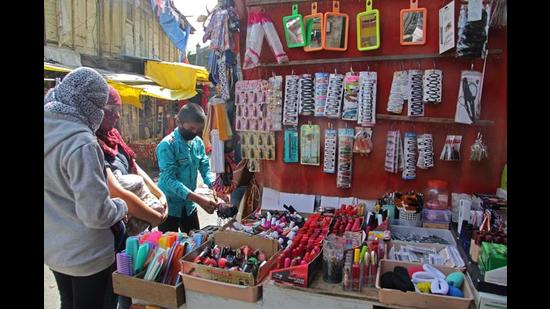 Non-essential shop owners in Pune get back to business | Hindustan Times