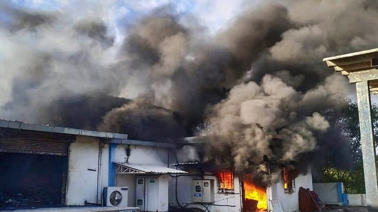 18 workers charred in Pune factory fire | Hindustan Times