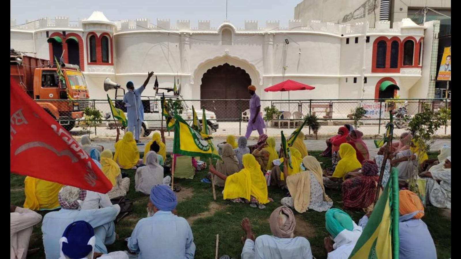 Farmers hold protest, gherao BJP leader in Barnala | Hindustan Times