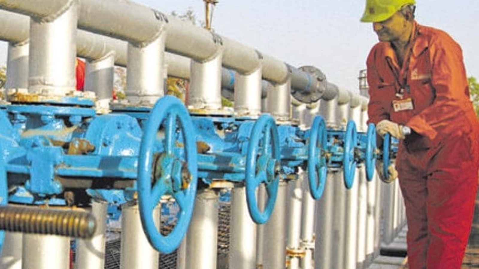 Govt to auction major ONGC, OIL gas fields - Hindustan Times