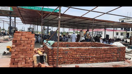 Agitating farmers build pucca structure near Jind’s Khatkar toll plaza ...