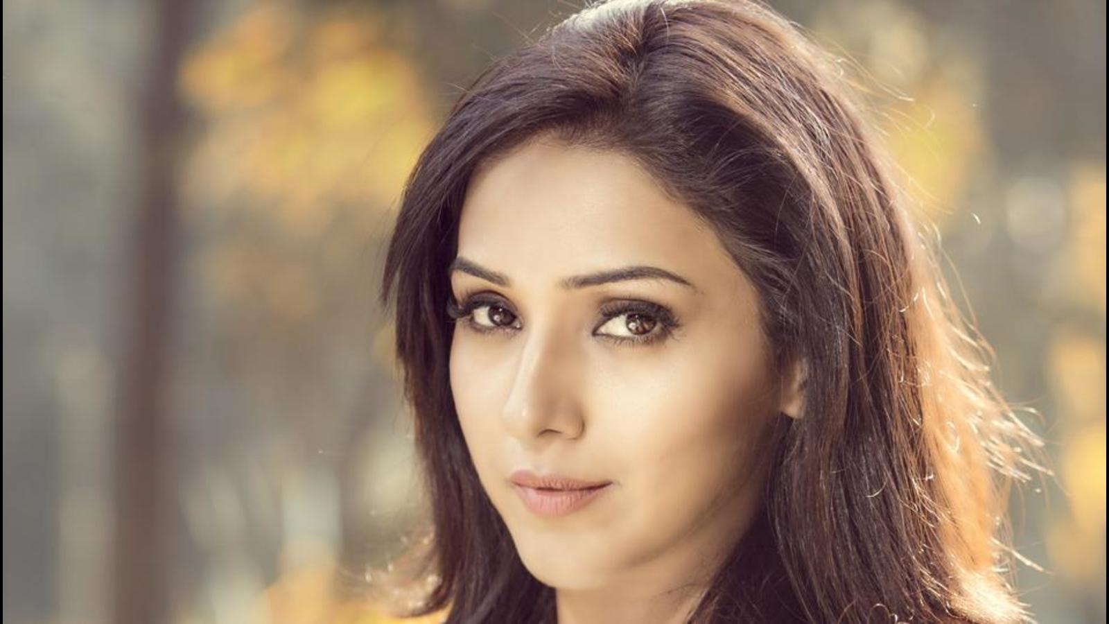 Neeti Mohan gets back to the studio after 15 days of delivery; says now ...