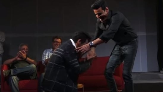 When Manoj Bajpayee was shocked at event after Sunil Grover touched his ...