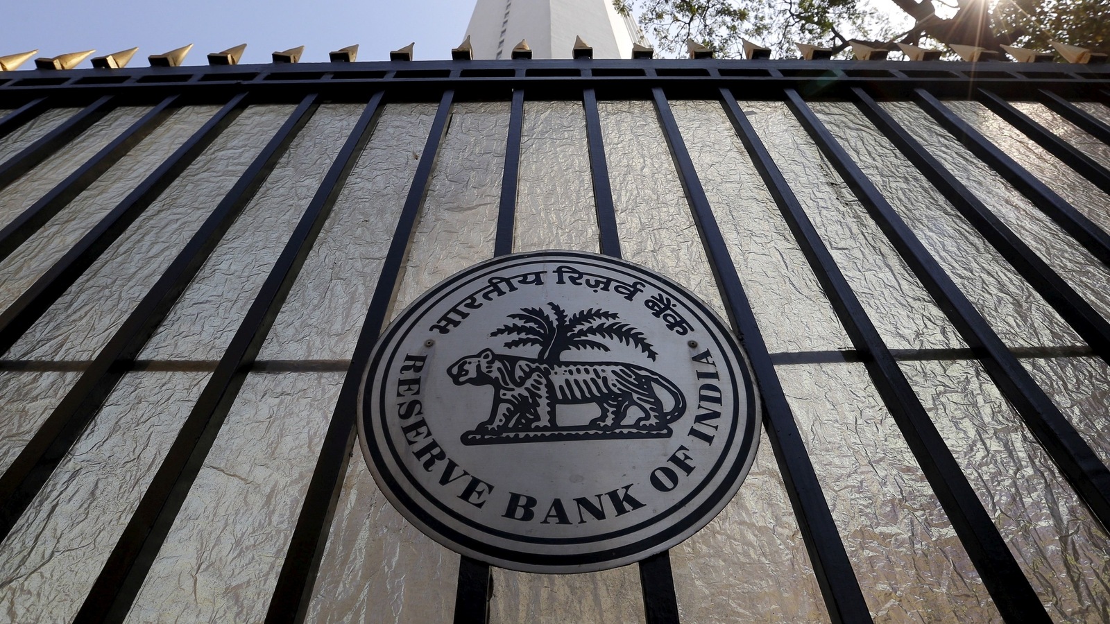 RBI penalises 14 banks for rule violations - Hindustan Times