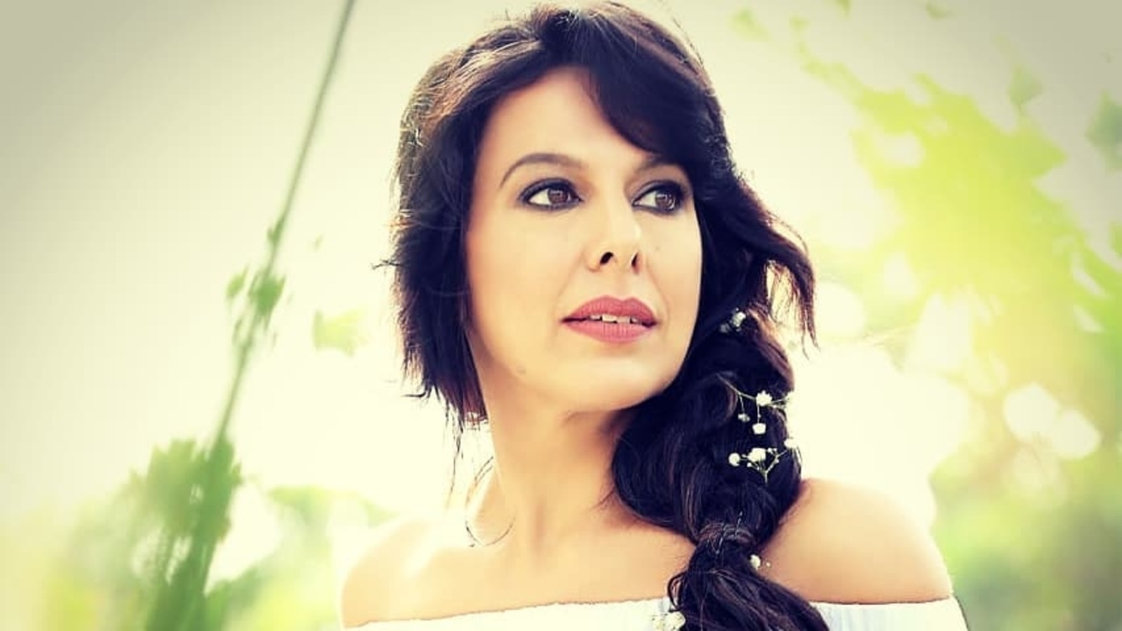 Pooja Bedi gives leaking wall in Goa home a makeover, fans call her ‘creative’. Watch video ...