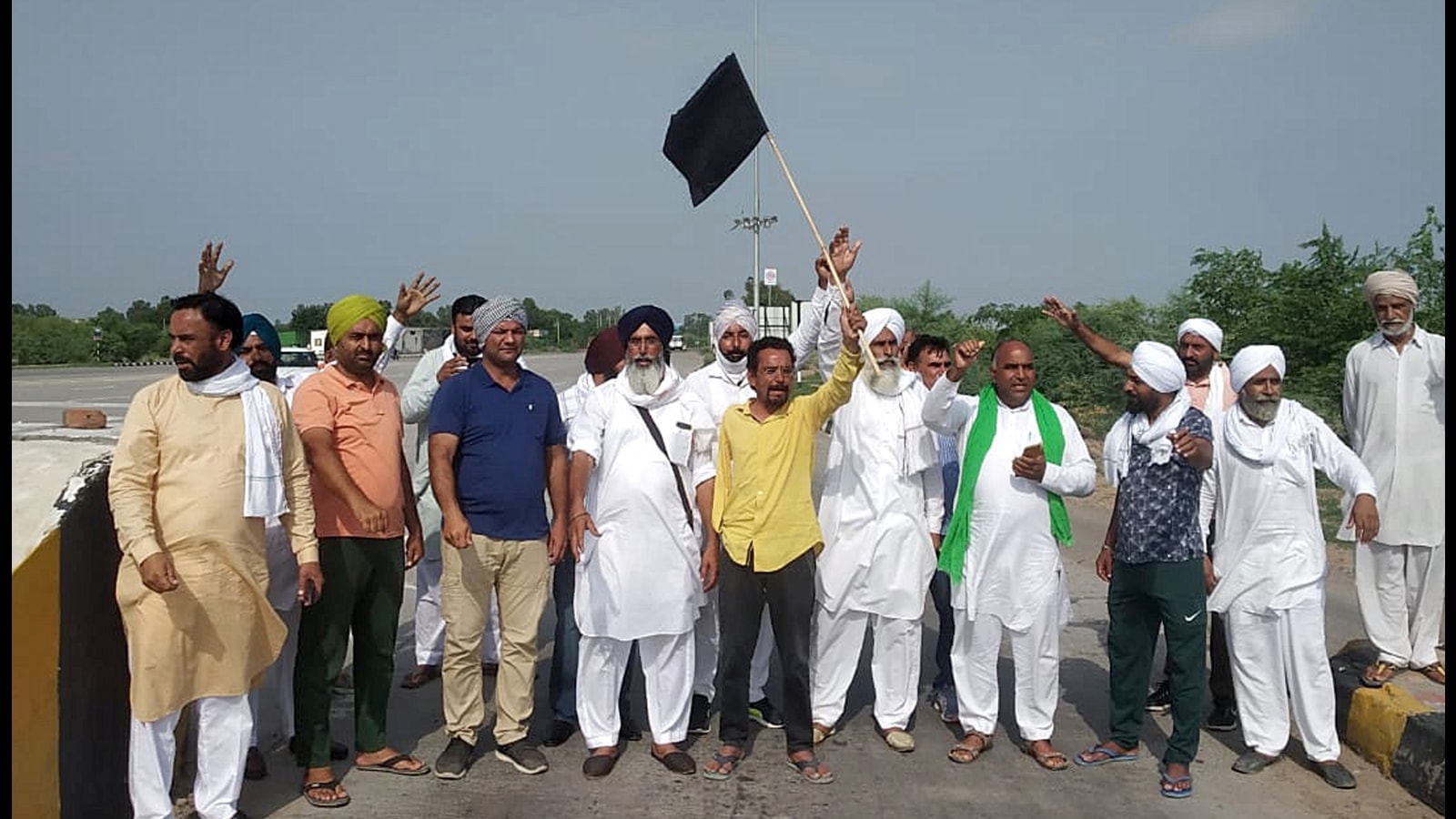 Farmers block Delhi-Dabwali highway for 2 hours | Hindustan Times