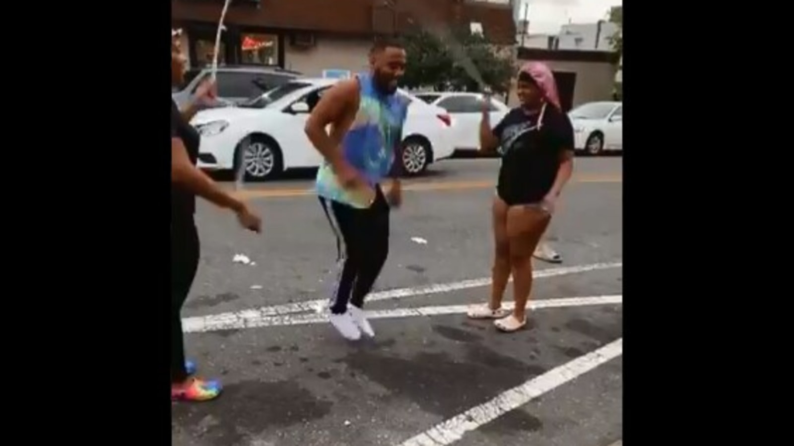 Man plays double Dutch, viral video leaves people amazed | Trending