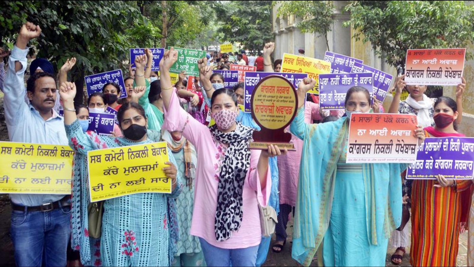 Contractual employees protest outside minister Soni’s residence ...
