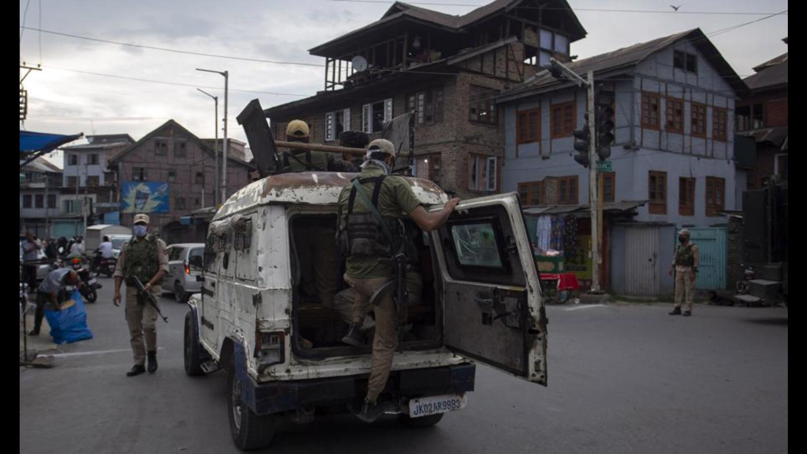 Cop, civilian hurt in suspected militant attack in Srinagar | Hindustan ...
