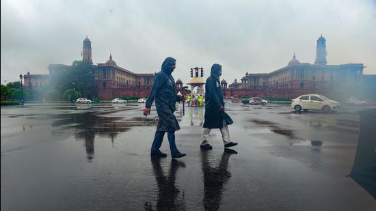 Delhi weather: Cloudy sky, light rain likely today, says IMD | Latest ...