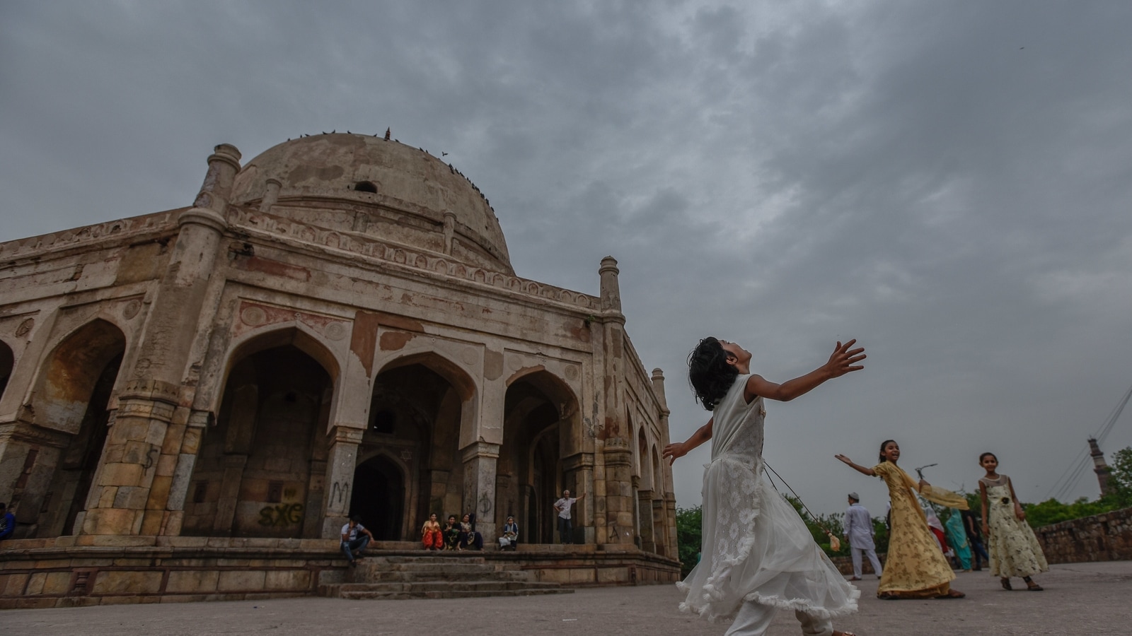 News updates from Hindustan Times at 9am: Cloudy sky with a chance of ...