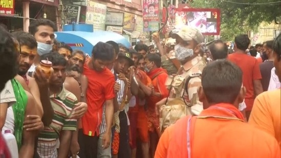 In photos: Devotees throng Kashi Vishwanath temple despite Covid-19 curbs | Hindustan Times