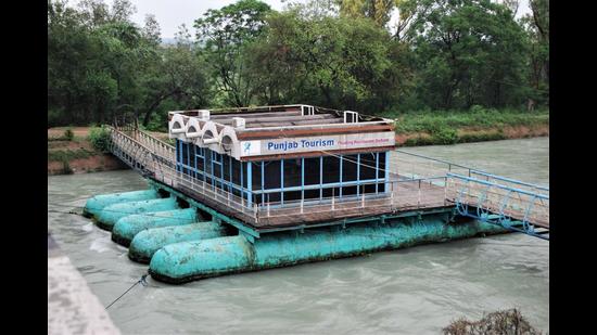 Punjab’s first floating restaurant at Sirhind in deep waters ...
