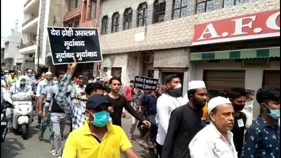 Flag-hoisting row: Protest in support of Agra Shahar Mufti | Hindustan ...