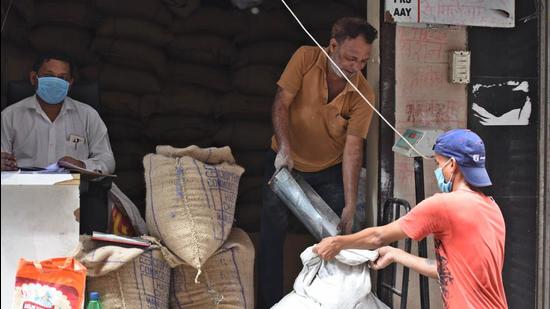Transport of food grains in Delhi now an essential service | Latest ...