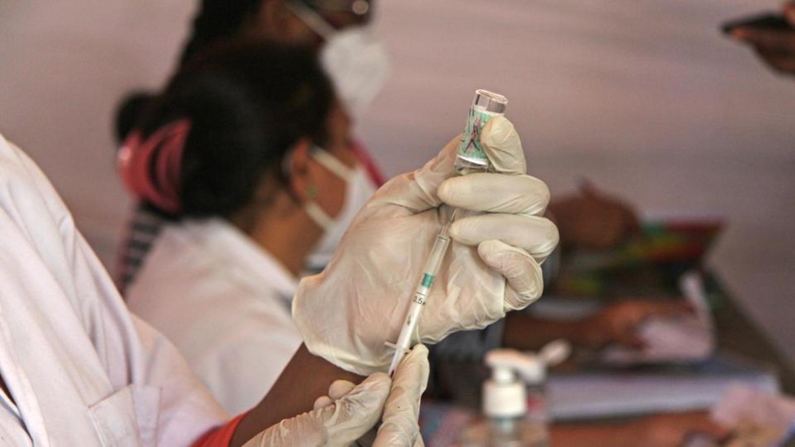 62% HCWs, 67% FLWs in Pune get vaccine jab yet | Hindustan Times