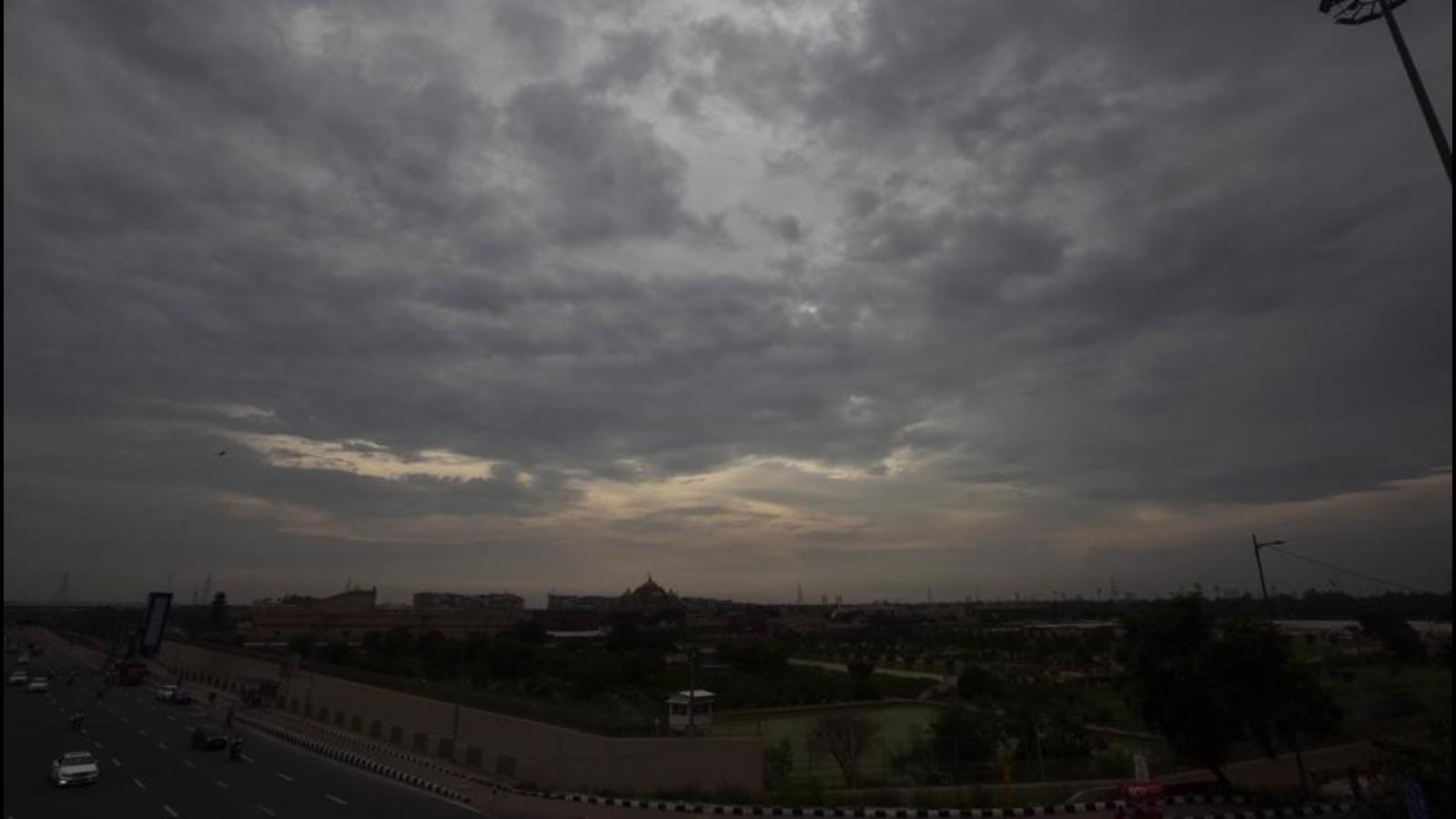 Delhi weather: Cloudy sky, light rain likely today, says IMD | Latest ...