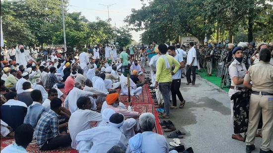 Farmers spend night outside Karnal mini secretariat; bigger crowd ...