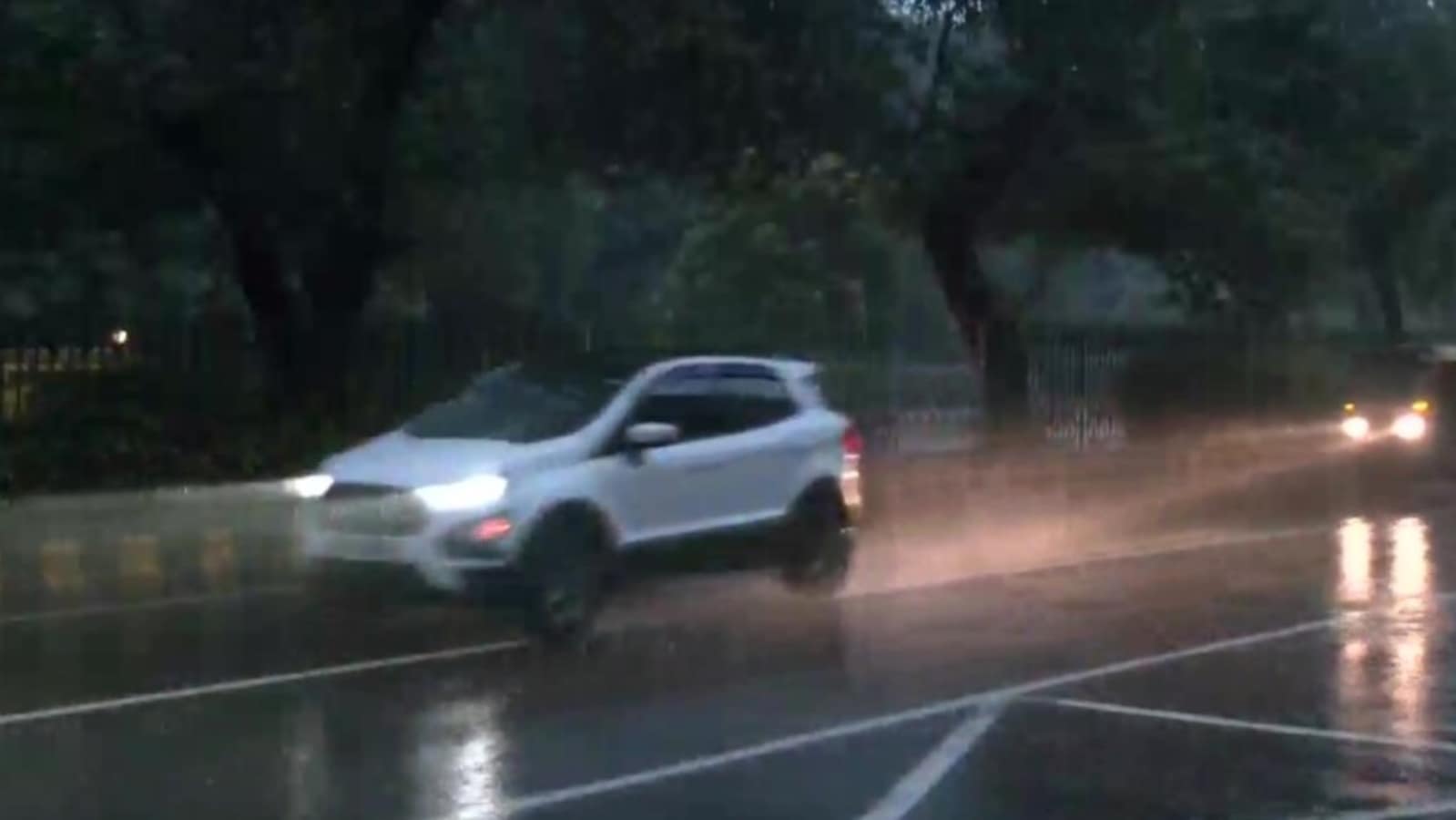 Delhi orange alert: Heavy rain lashes city, adjoining areas | Latest ...