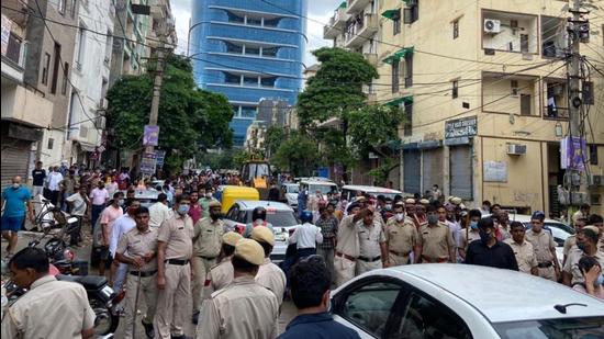 DLF Phase-3: Amid resistance, walls of 10 under-construction houses ...