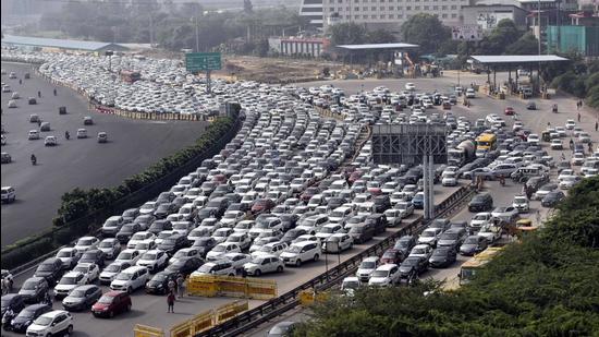 Bharat Bandh: Barricading by Delhi Police causes 2-km vehicle backlog ...