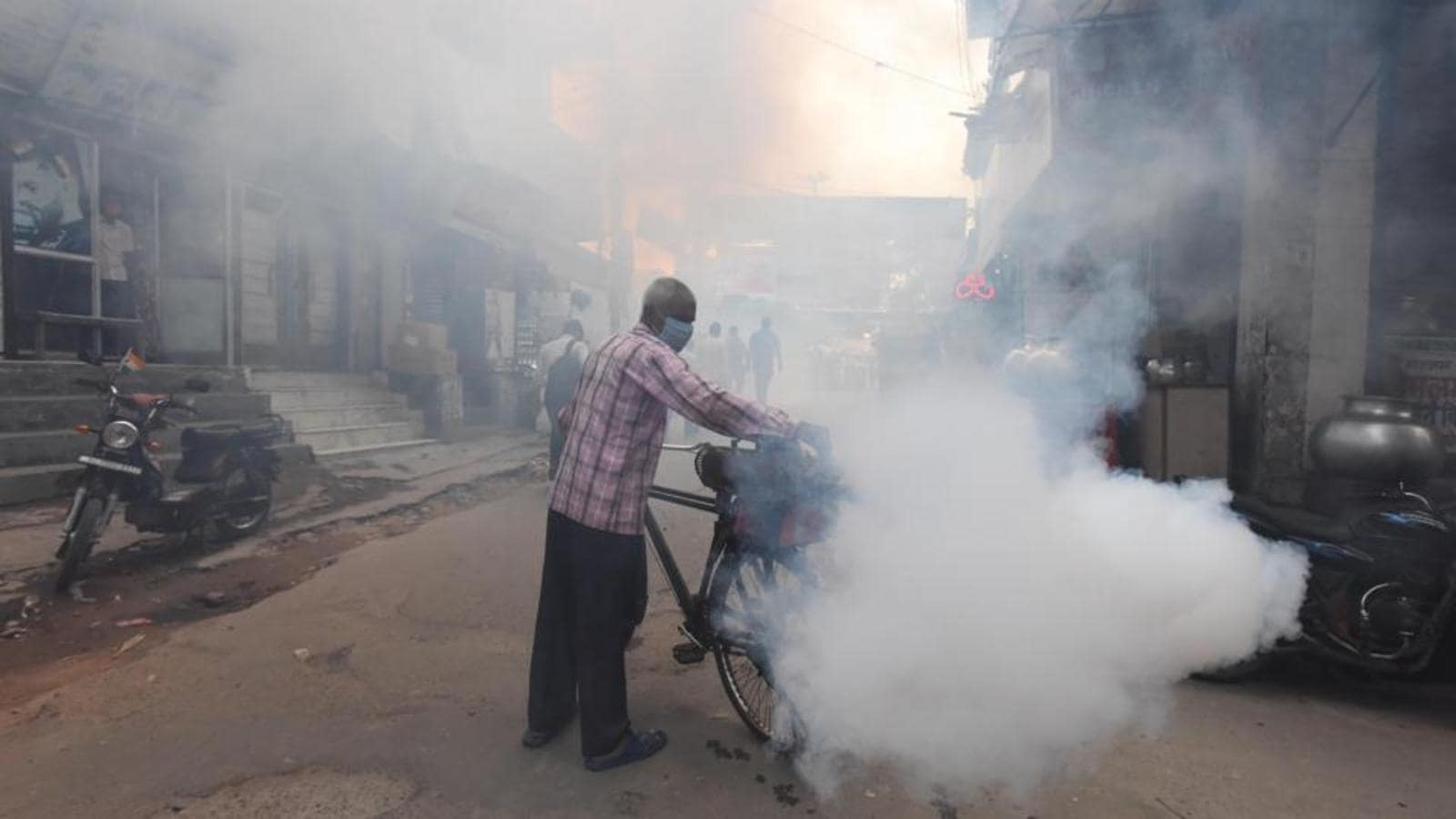 Doctors grapple with rise in dengue, flu, typhoid cases in Delhi ...