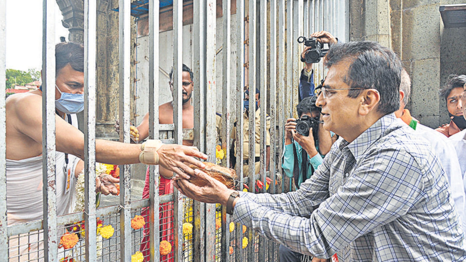 Somaiya files complaint at Kolhapur police station; Mushrif counters ...