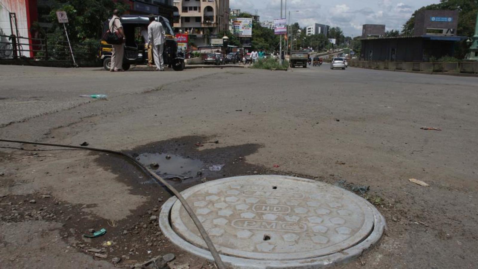 Daily wager falls into open manhole, Punekars cry foul over cover theft ...