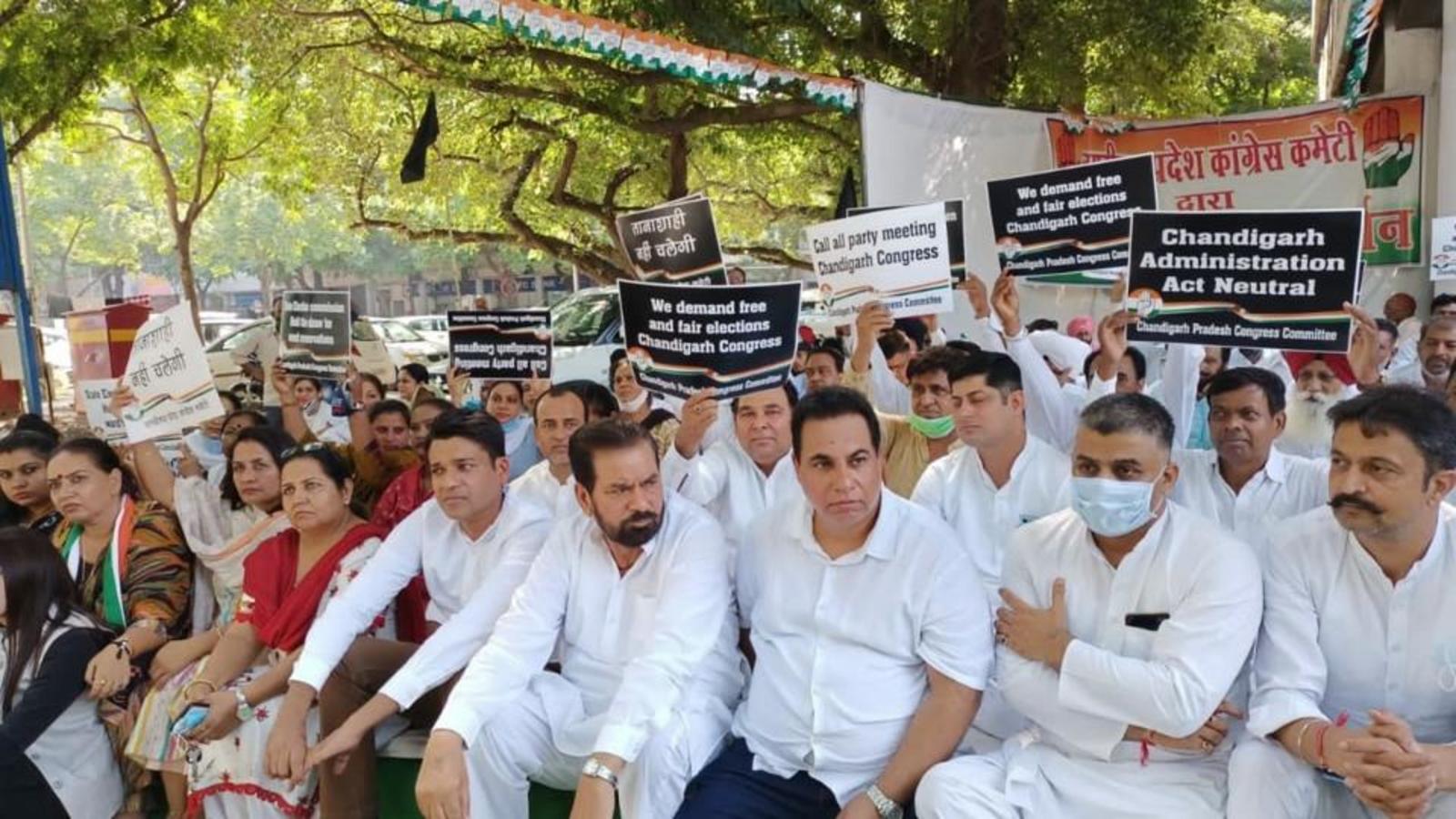 Congress protests against election commission outside Chandigarh DC ...